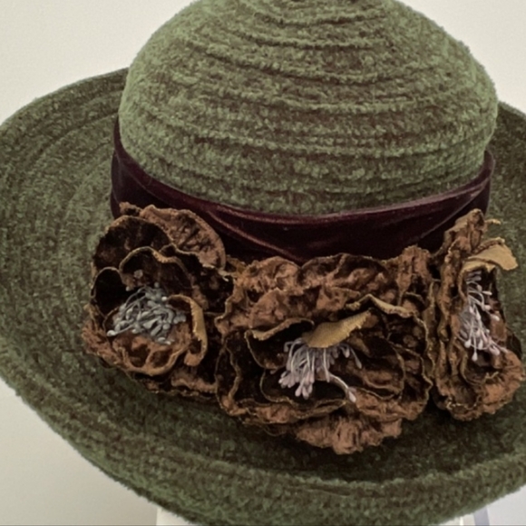 Hoodlums | Accessories | Nwt Green Forest Chenille Hat Velvet Flowers ...